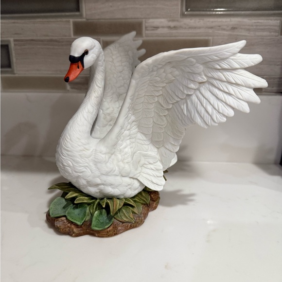 Homco | Accents | Homco Home Interior Swan Masterpiece Porcelain ...